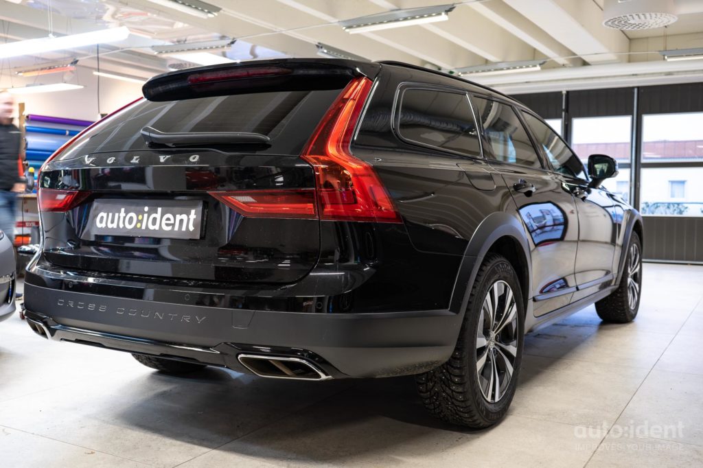 Volvo V90 CC - Gloss black - Autoident