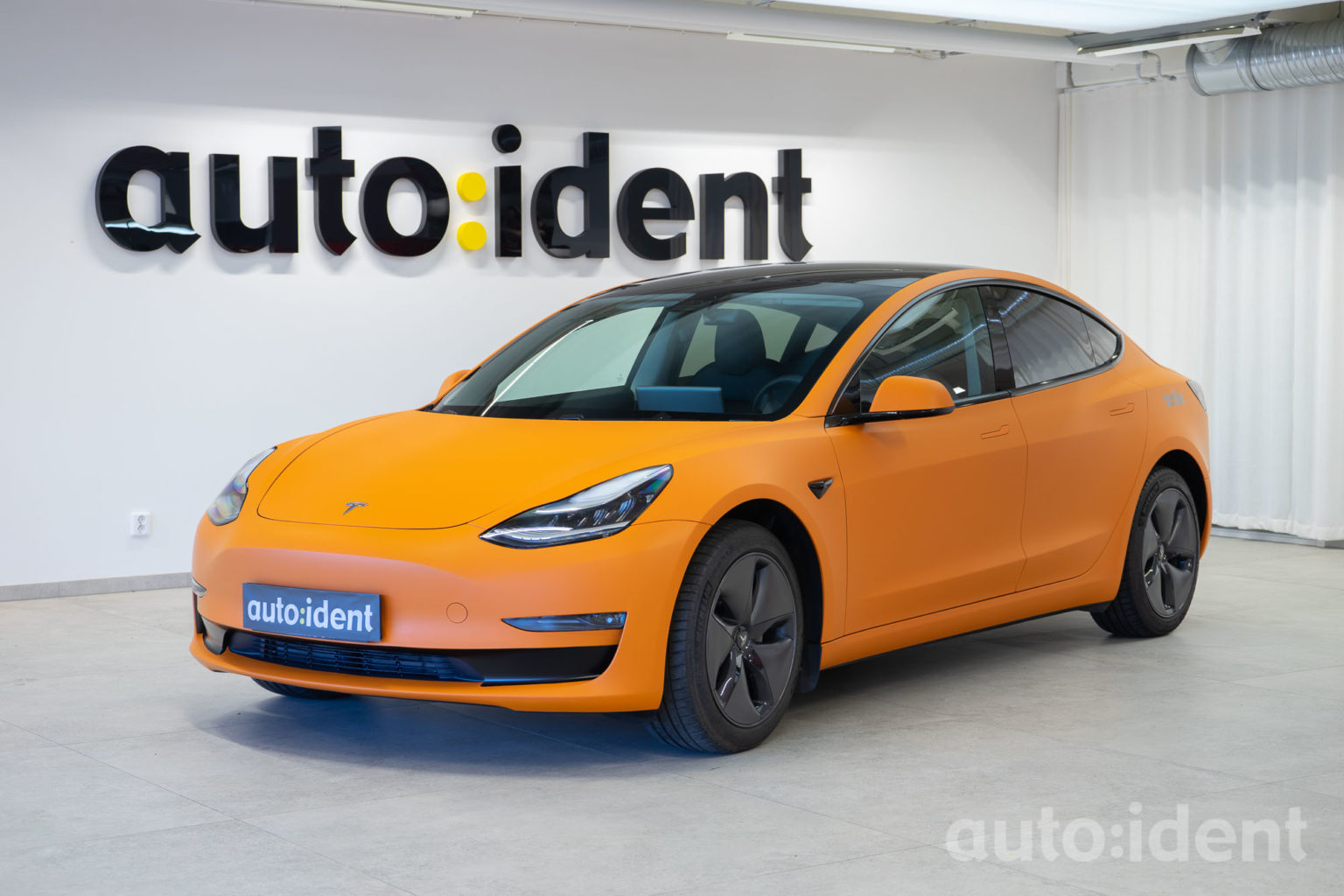 Tesla Model 3 - Matte orange - Autoident