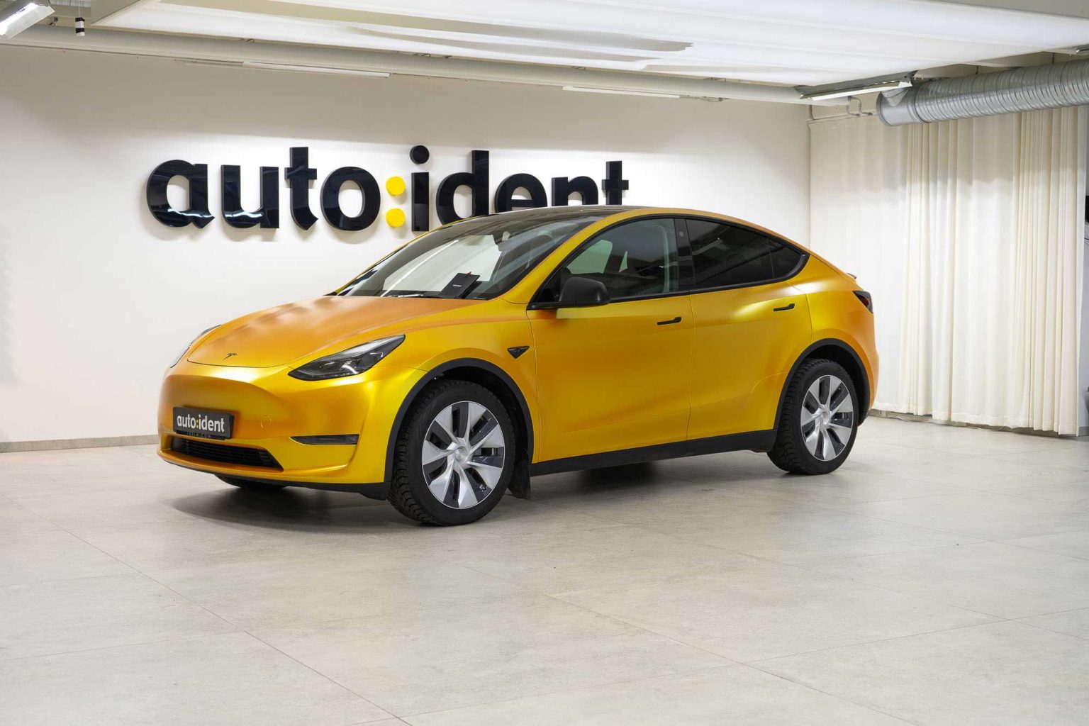 Tesla Model Y - Yellow energetic - Autoident